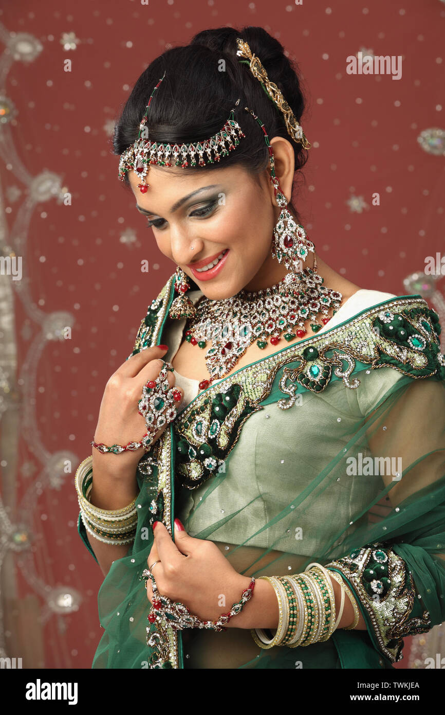 Indian bride in traditional wedding dress Stock Photo - Alamy