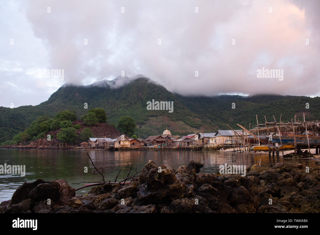 Old wooden shack on water hi-res stock photography and images - Alamy