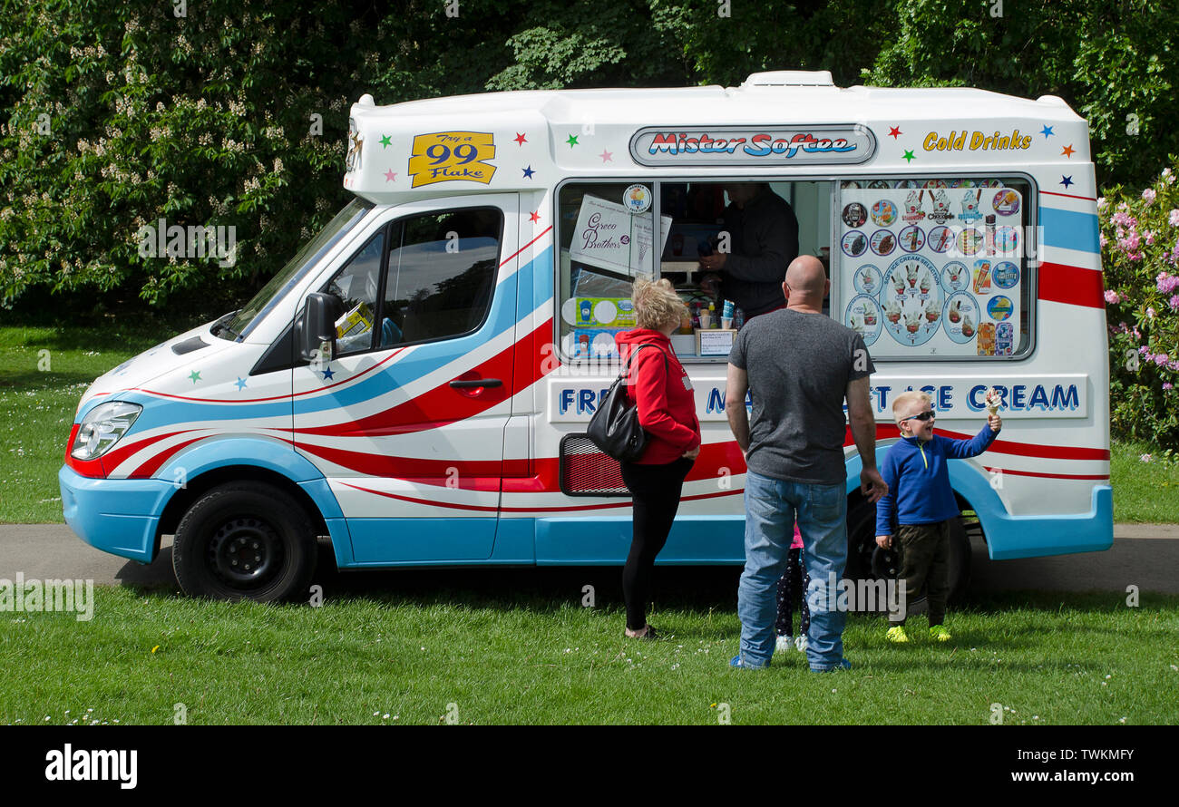 Ice cream vans hi-res stock photography and images - Alamy
