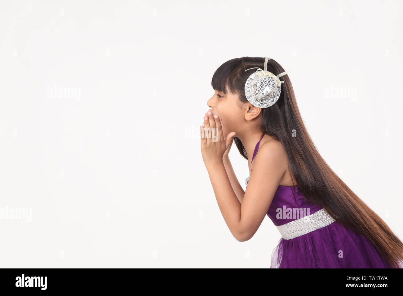 Side profile of a girl shouting Stock Photo - Alamy