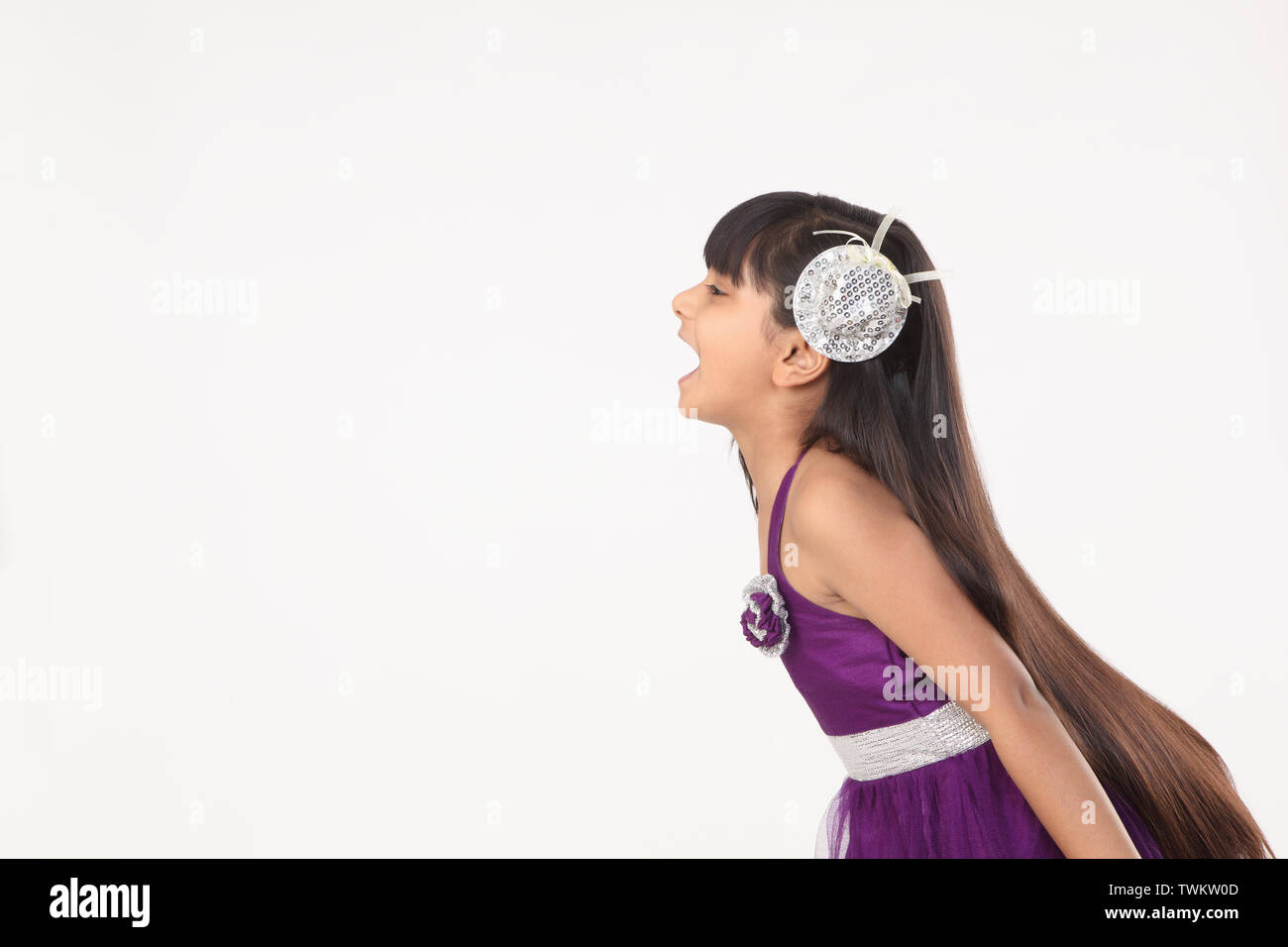 Side profile long black dress hi-res stock photography and images - Alamy