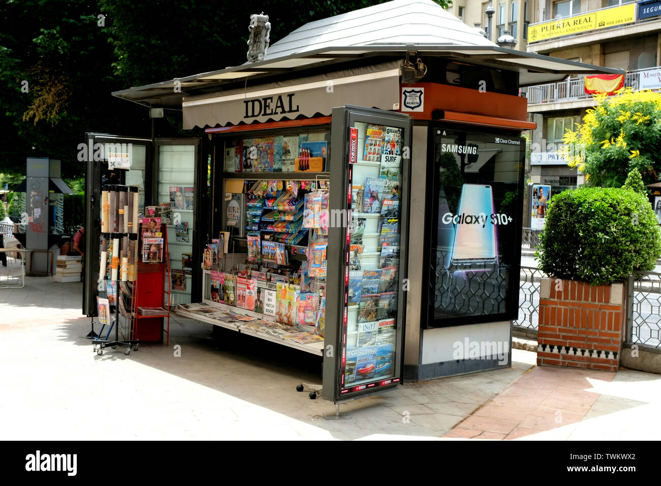 News agent and magazine stand hi-res stock photography and images - Alamy