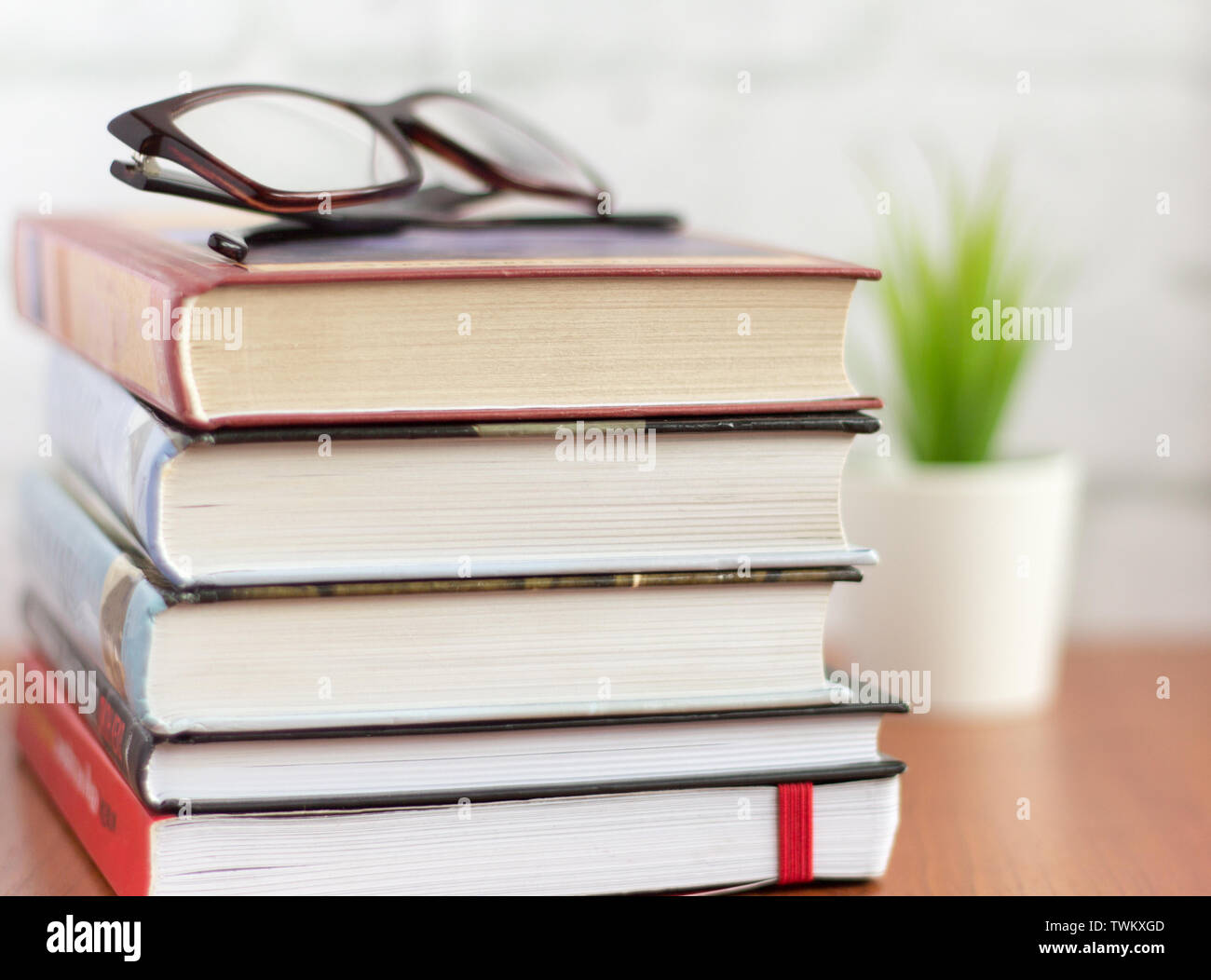 Retro science fiction book covers hi-res stock photography and images ...