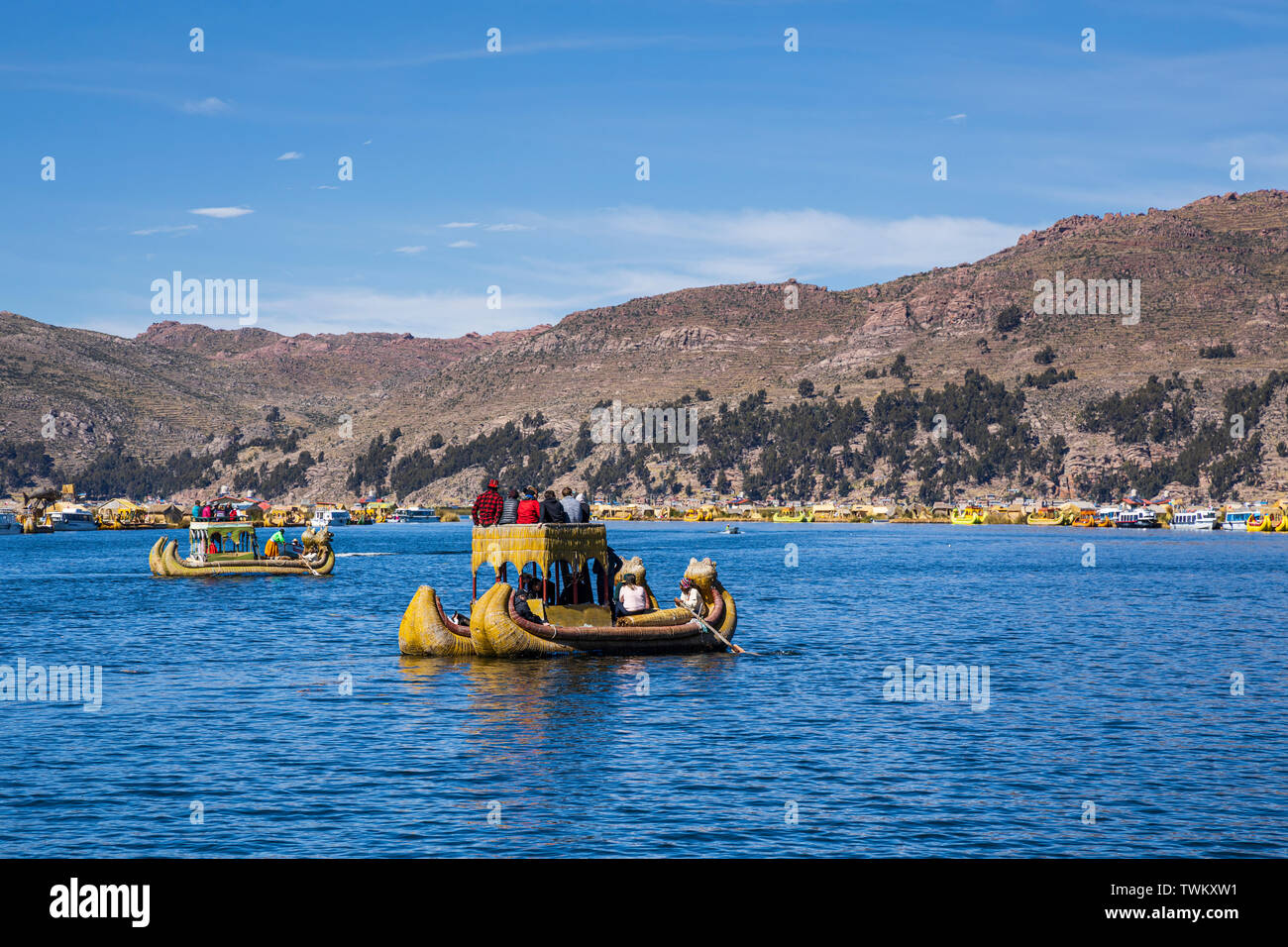 Rowing a reed boat between the Uros islands, reed floating islands on ...