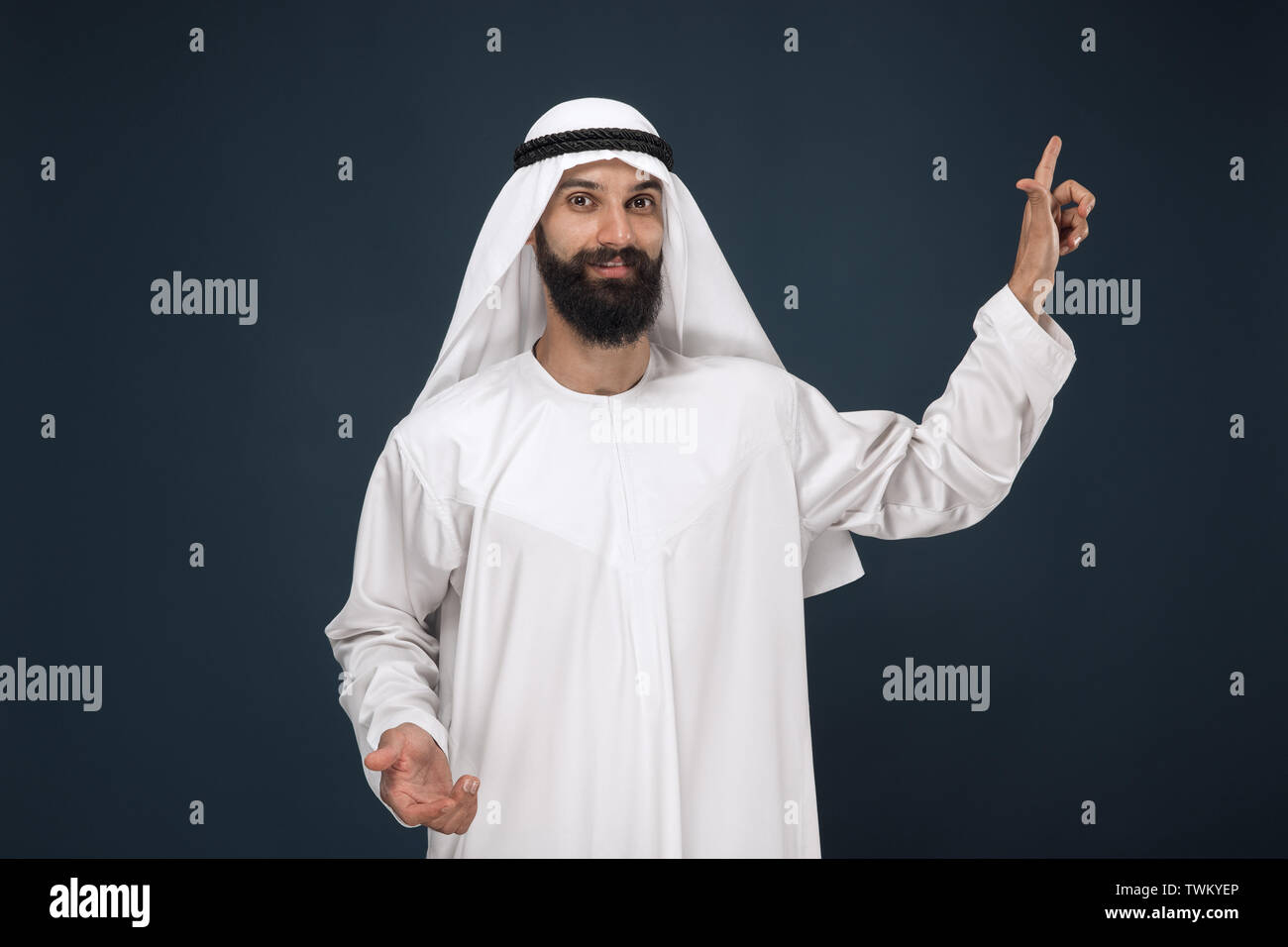 Saudi arabian man hi-res stock photography and images - Alamy