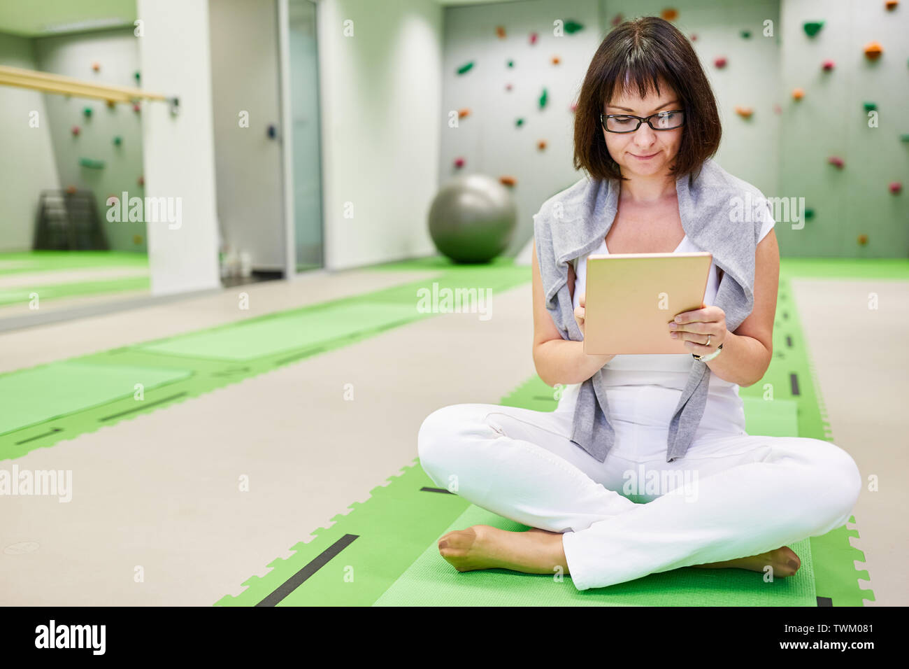 Woman computer gym hi-res stock photography and images - Alamy