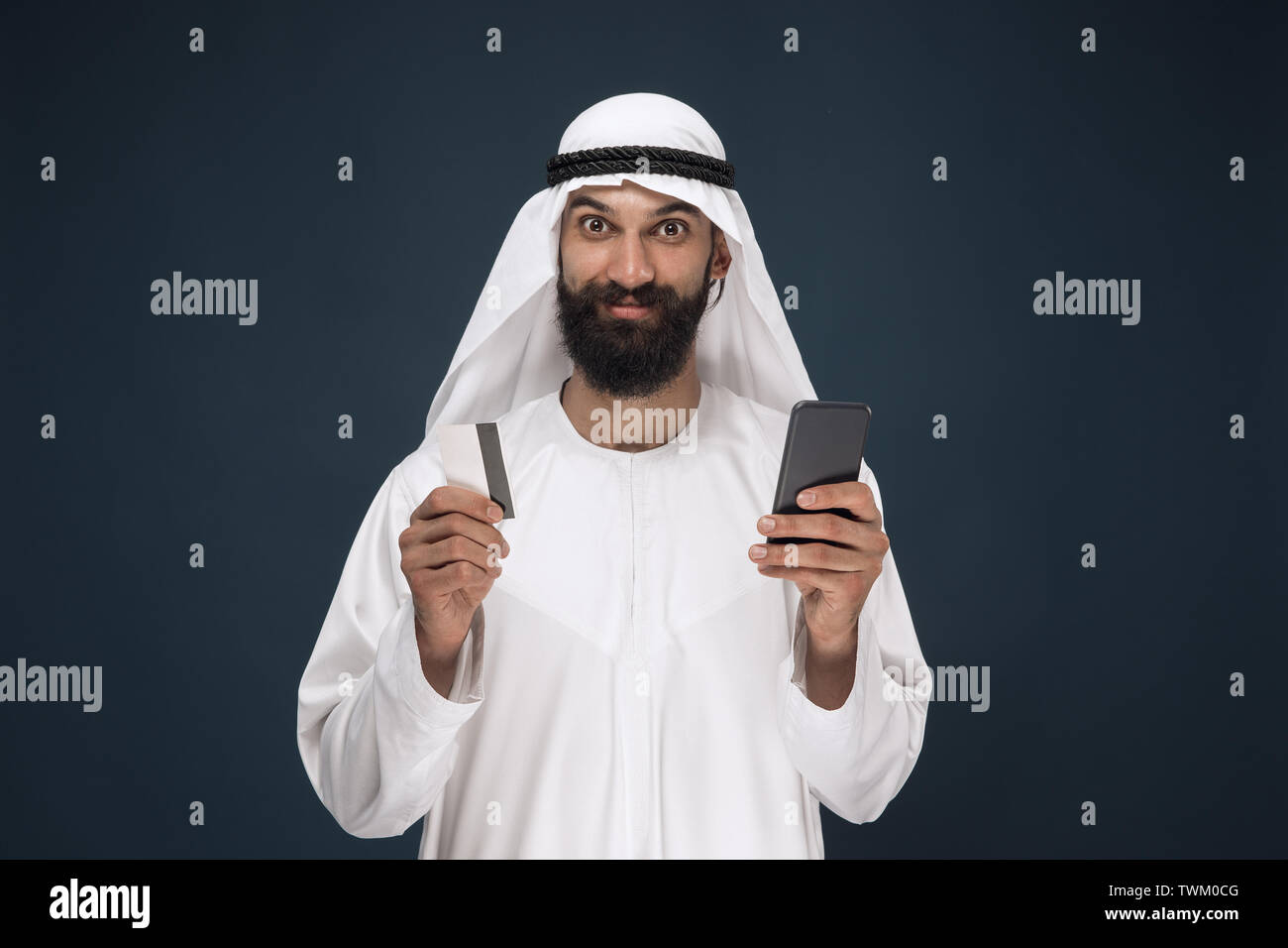 Saudi man shopping hi-res stock photography and images - Alamy