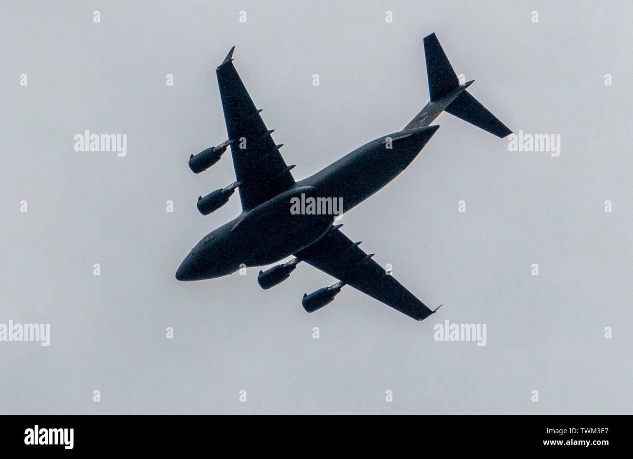 Overhead aircraft hi-res stock photography and images - Alamy