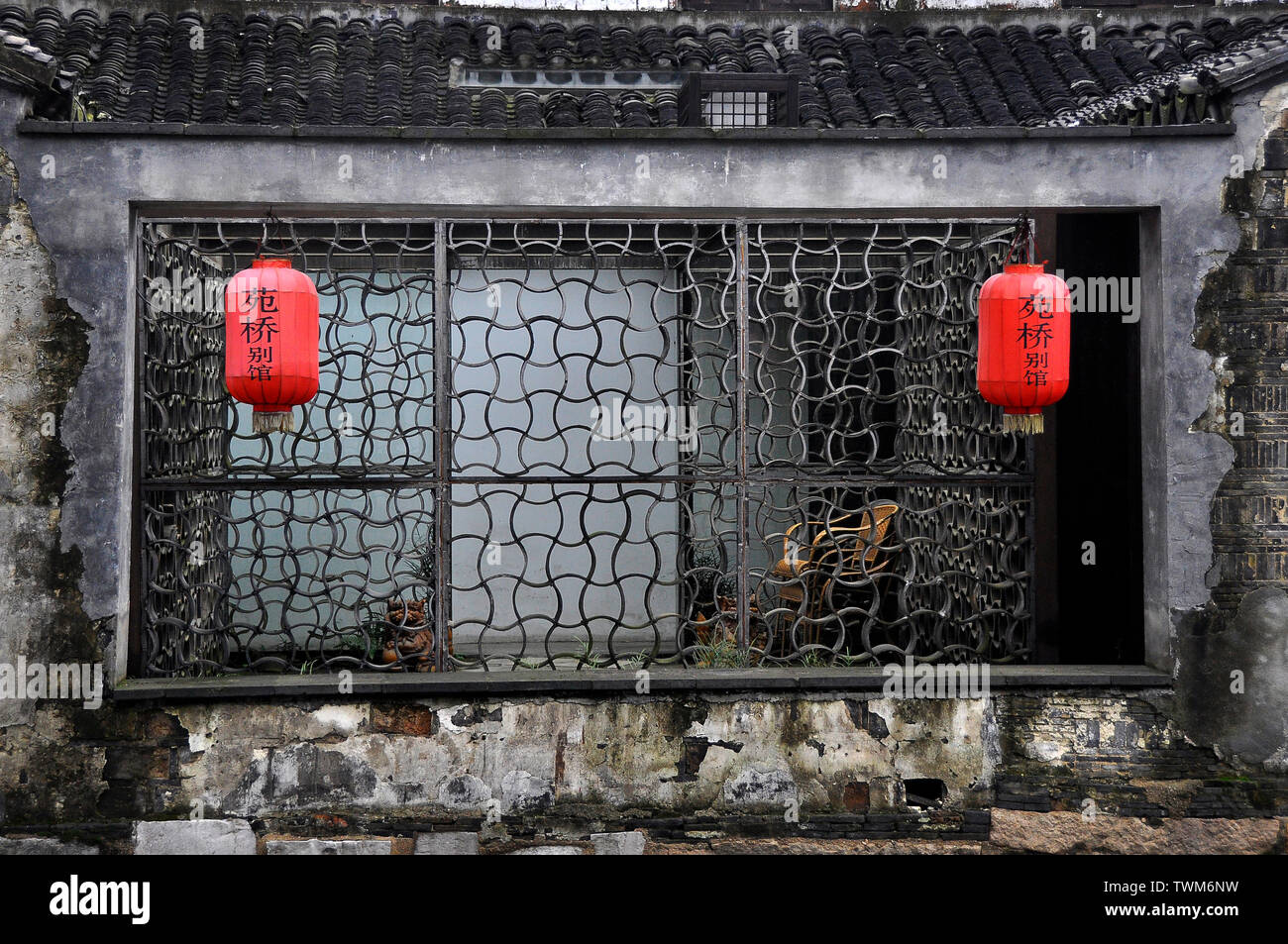 Hand lanterns hi-res stock photography and images - Alamy
