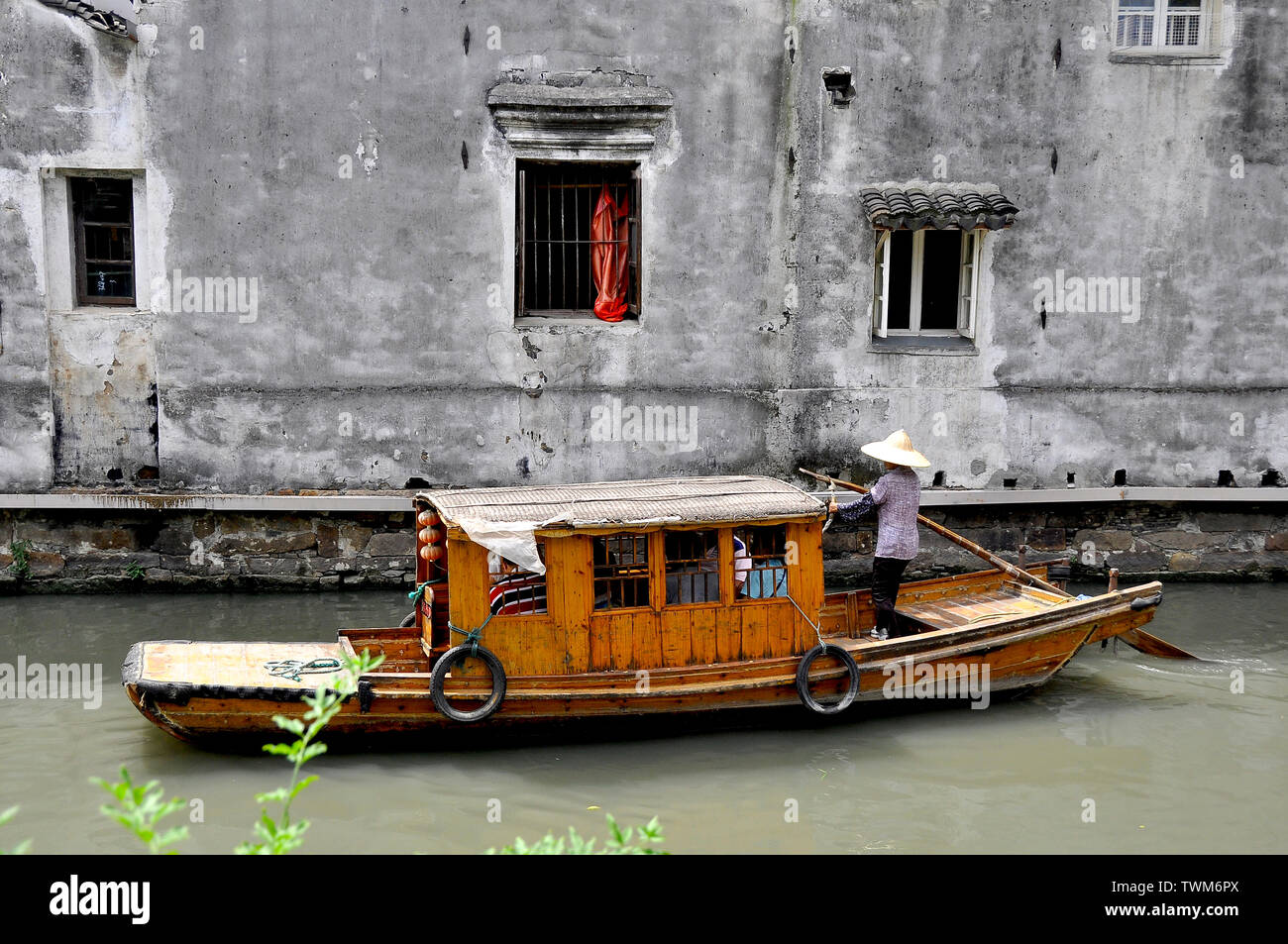Chinese boatman hi-res stock photography and images - Alamy