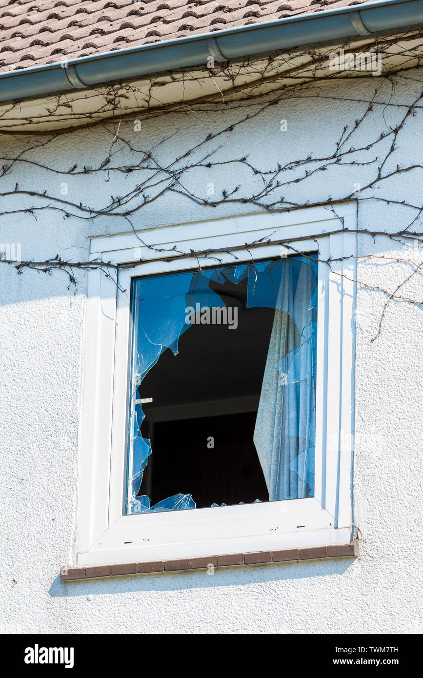 Cracked window in the old house Stock Photo - Alamy