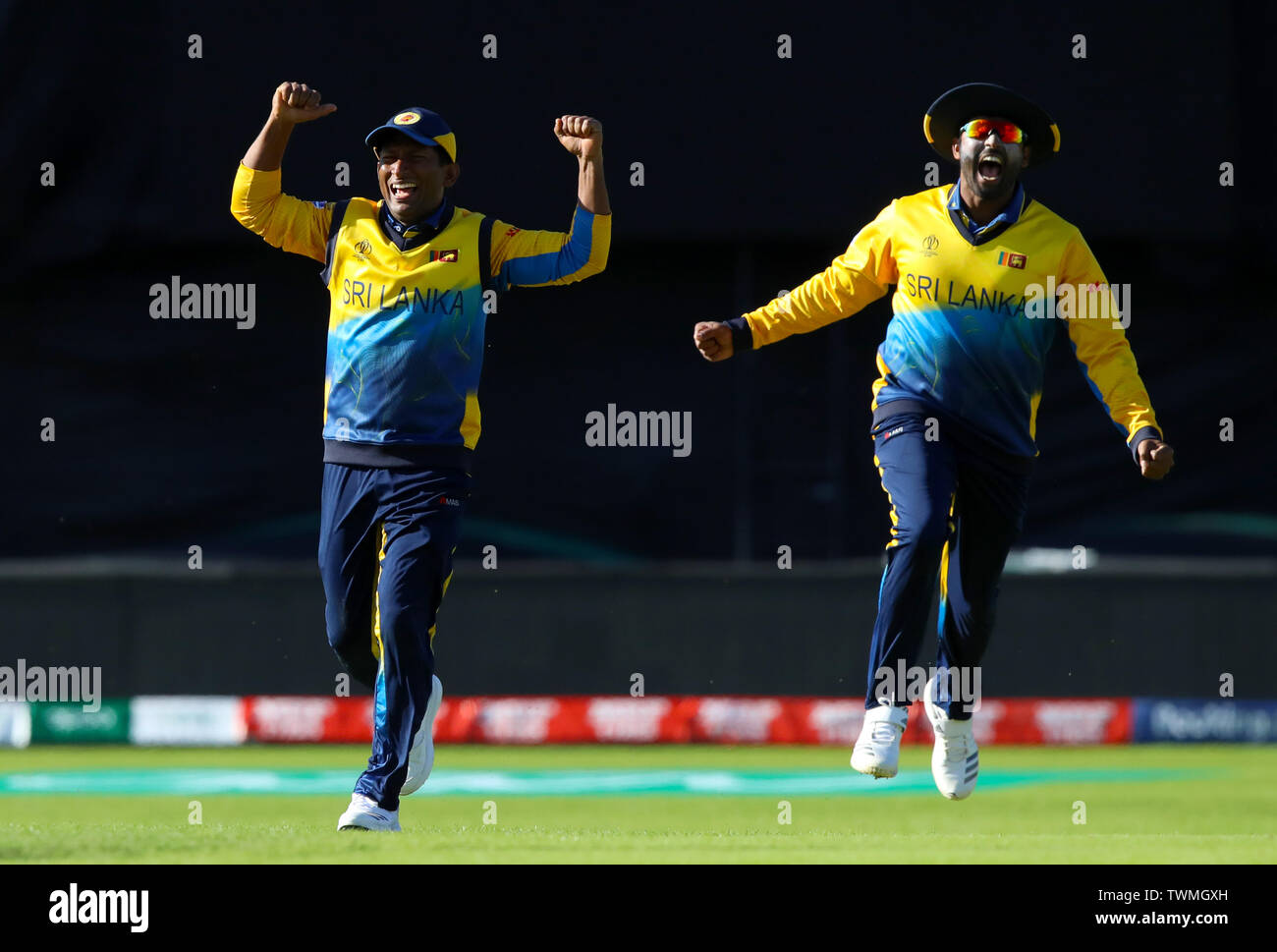 Sri Lanka's Jeevan Mendis and Thisara Perera (right) celebrates his ...