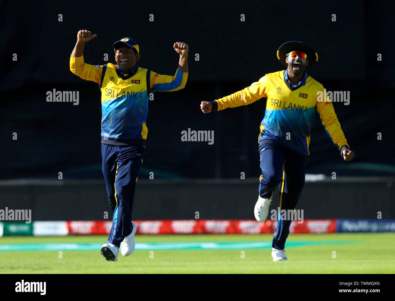 Sri Lanka's Jeevan Mendis and Thisara Perera (right) celebrates his ...
