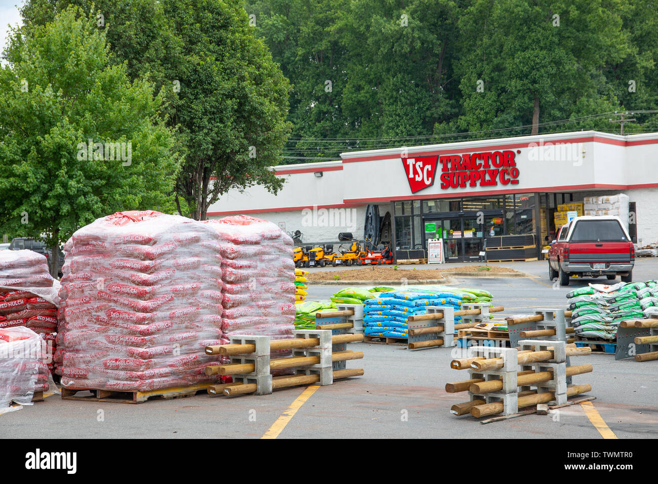 Tractor supply company hi-res stock photography and images - Alamy