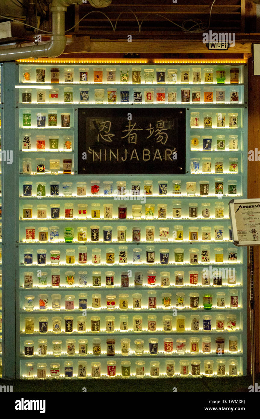 Tokyo street night vending machine hi-res stock photography and images ...