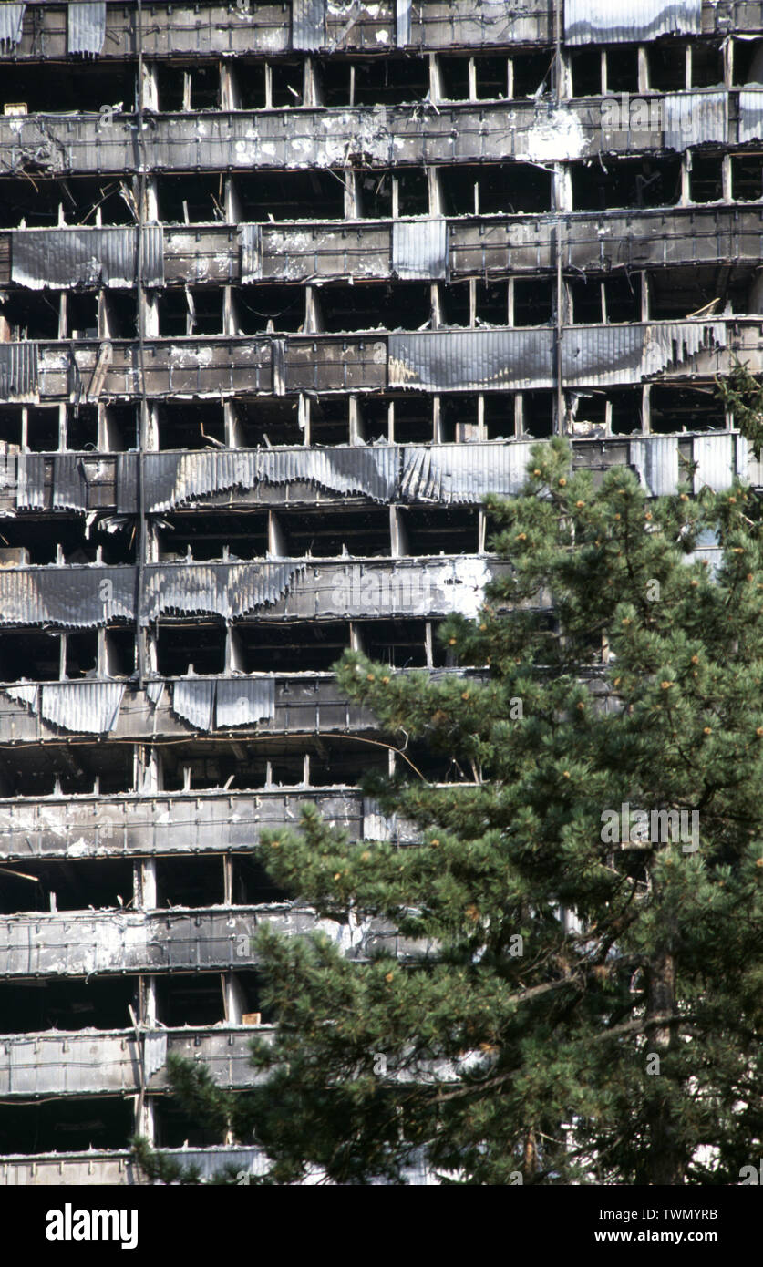 Buildings on fire during civil war hi-res stock photography and images ...
