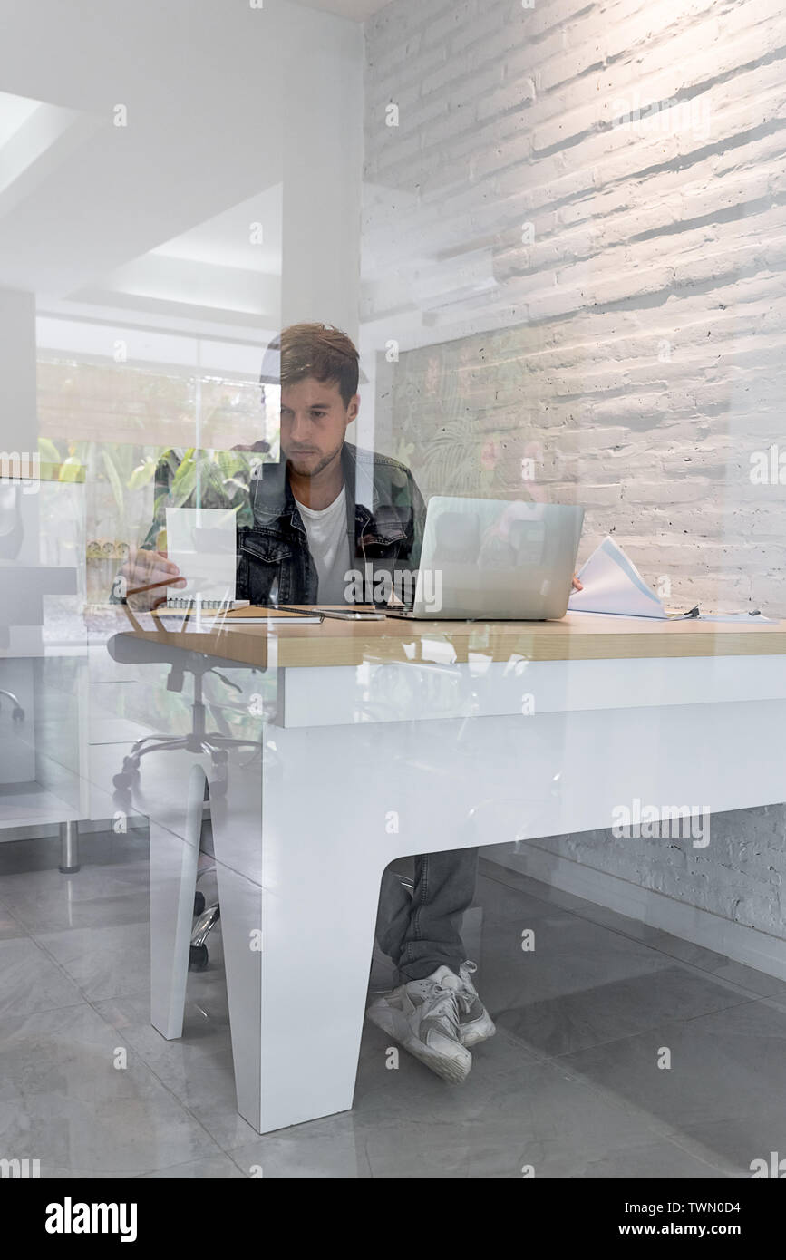 Coworking cooperation hi-res stock photography and images - Alamy