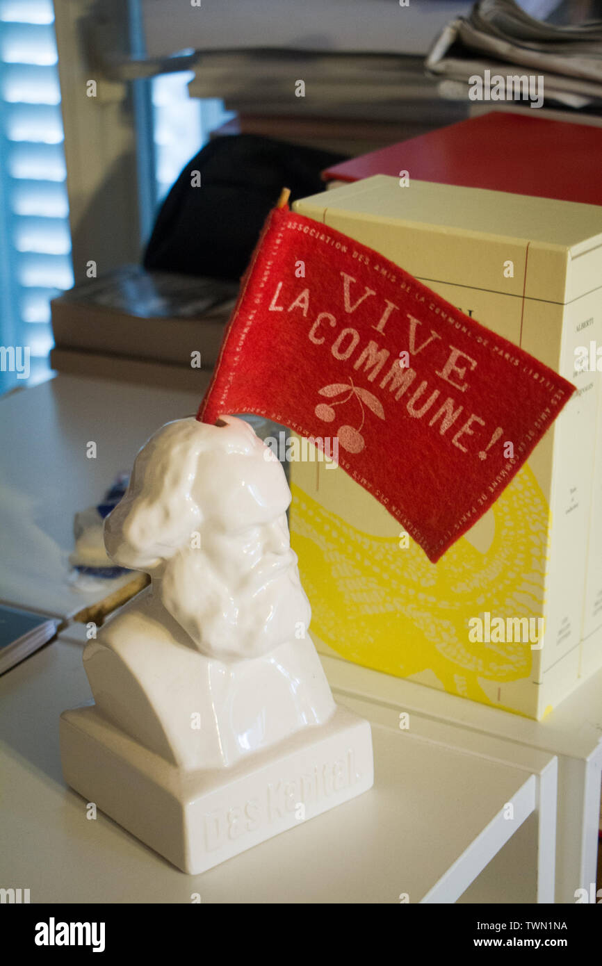 Vive la commune flag hi-res stock photography and images - Alamy