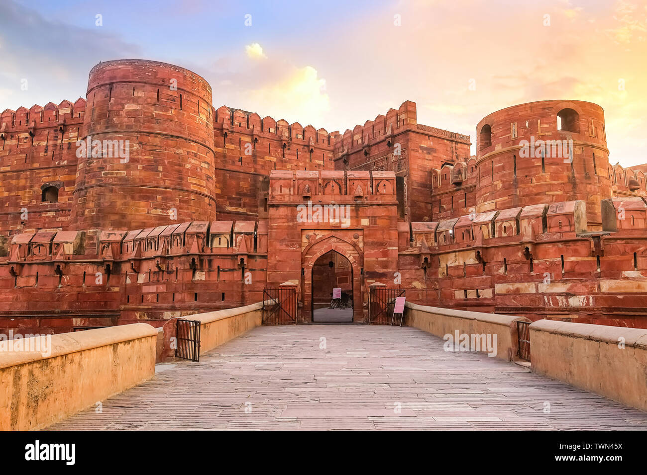 Red fortress at agra hi-res stock photography and images - Alamy