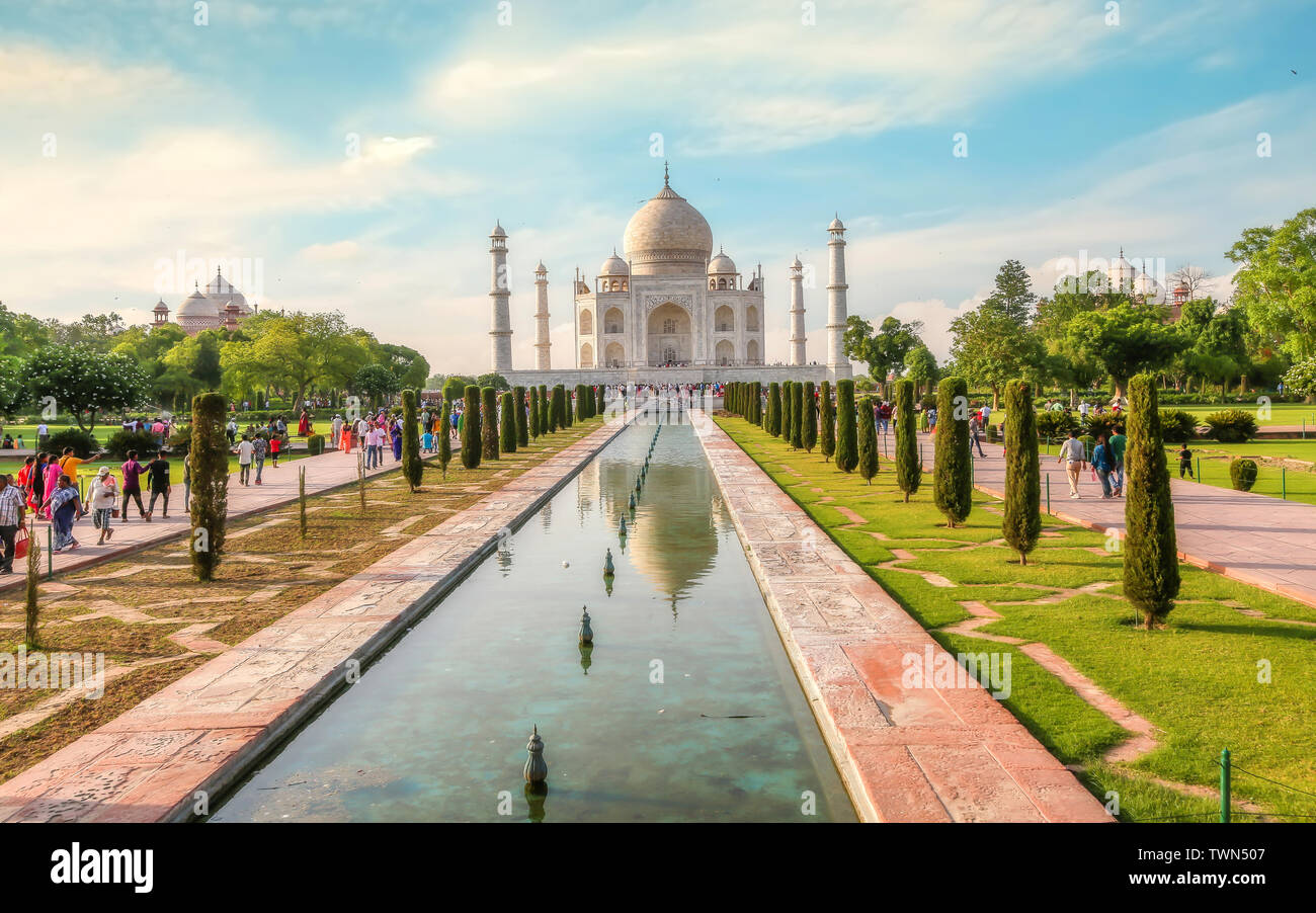 Taj mahal with tourists sightseeing hi-res stock photography and images ...
