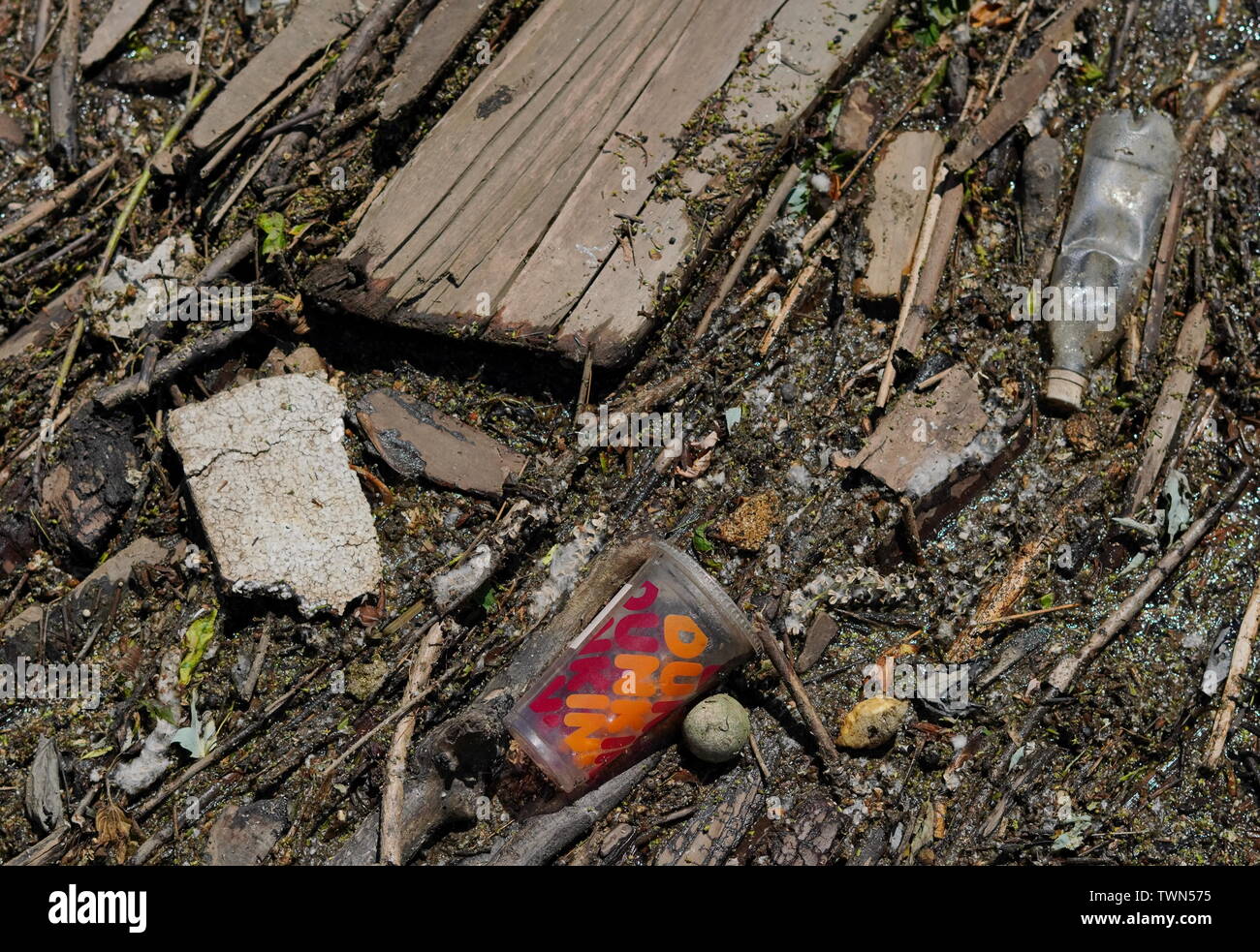 Rubbish trash garbage river hi-res stock photography and images - Alamy