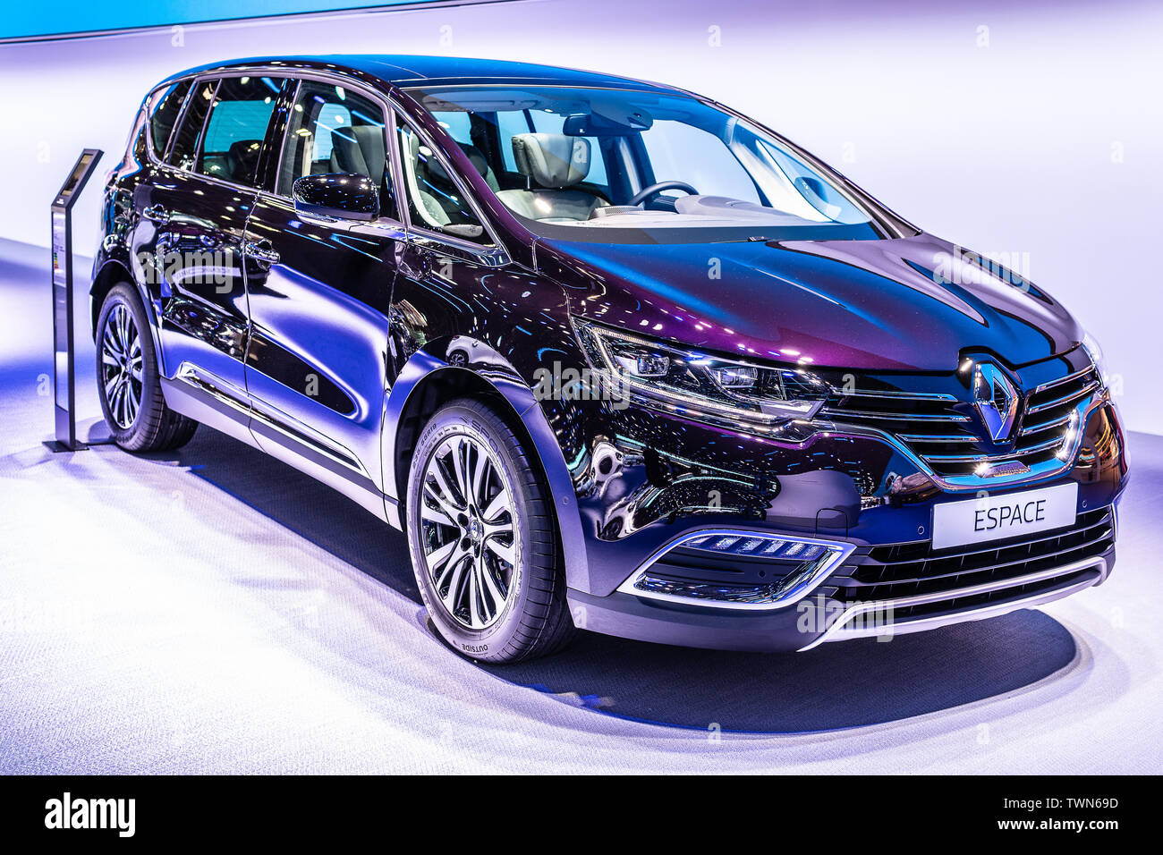 Paris, France, Oct 05, 2018 metallic purple Renault Espace V at Mondial ...