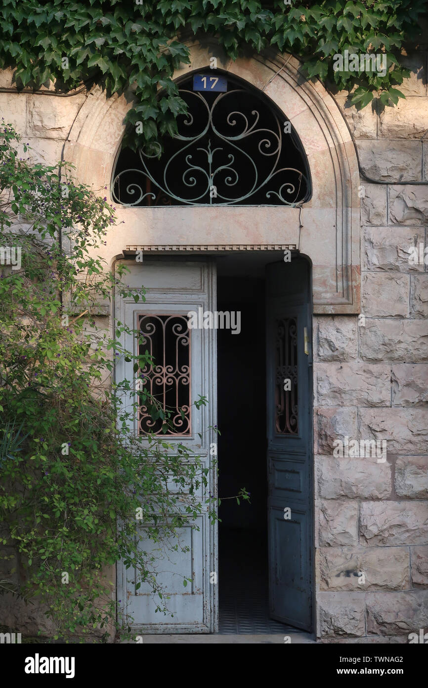 Half circular building hi-res stock photography and images - Alamy