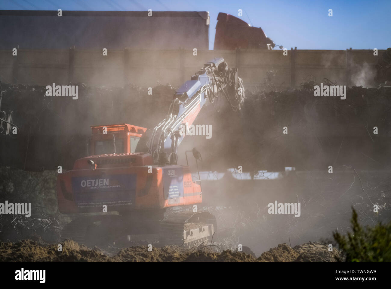 Hamburg, Germany. 22nd June, 2019. With heavy equipment the B5 bridge ...