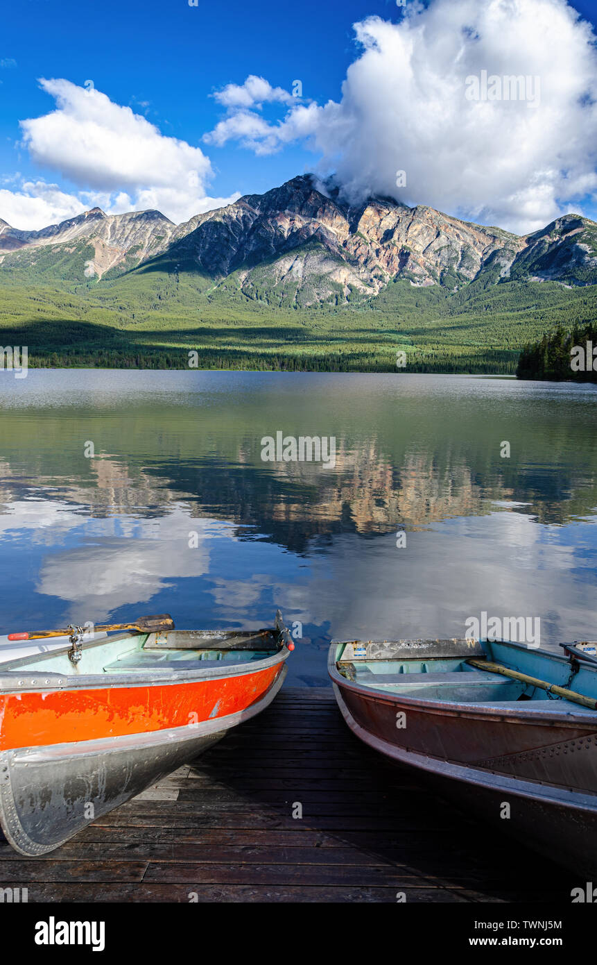 pyramid lake jasper dock side Canada Stock Photo - Alamy
