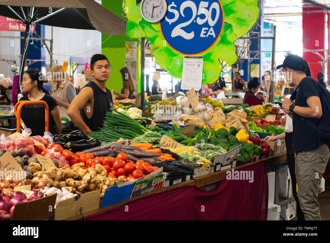 Busy day at Rusty's farmer's market in downtown cairns, queensland ...