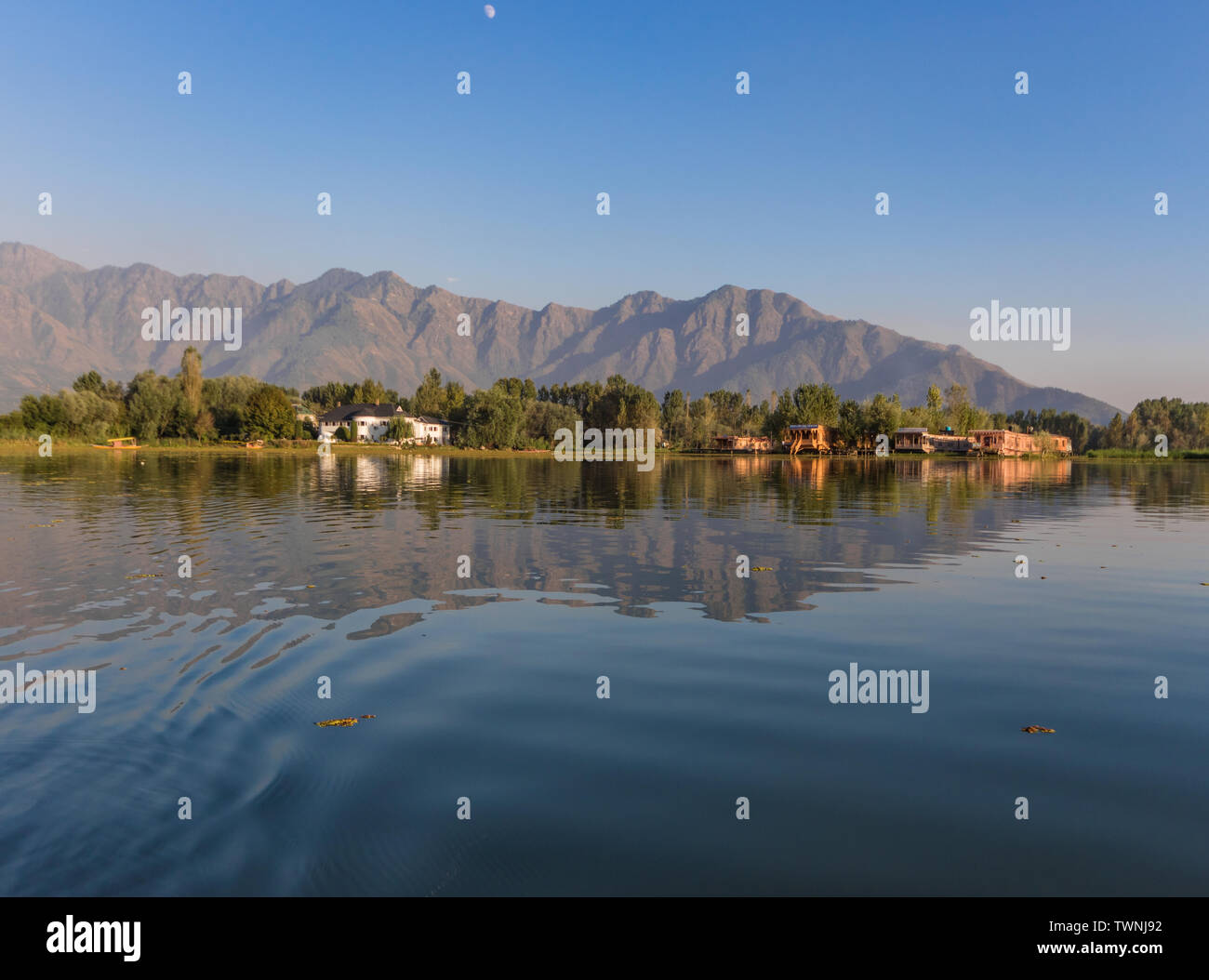Srinagar, India - surrounded by the wonderful mountains of Kashmir ...