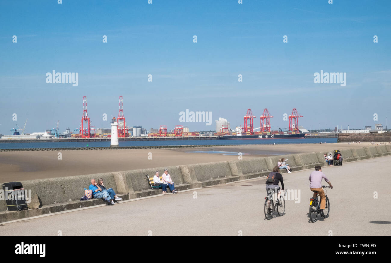 New brighton promenade river liverpool hi-res stock photography and ...