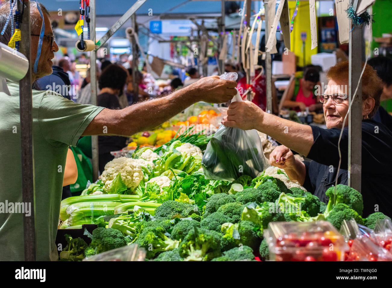 Busy day at Rusty's farmer's market in downtown cairns, queensland ...