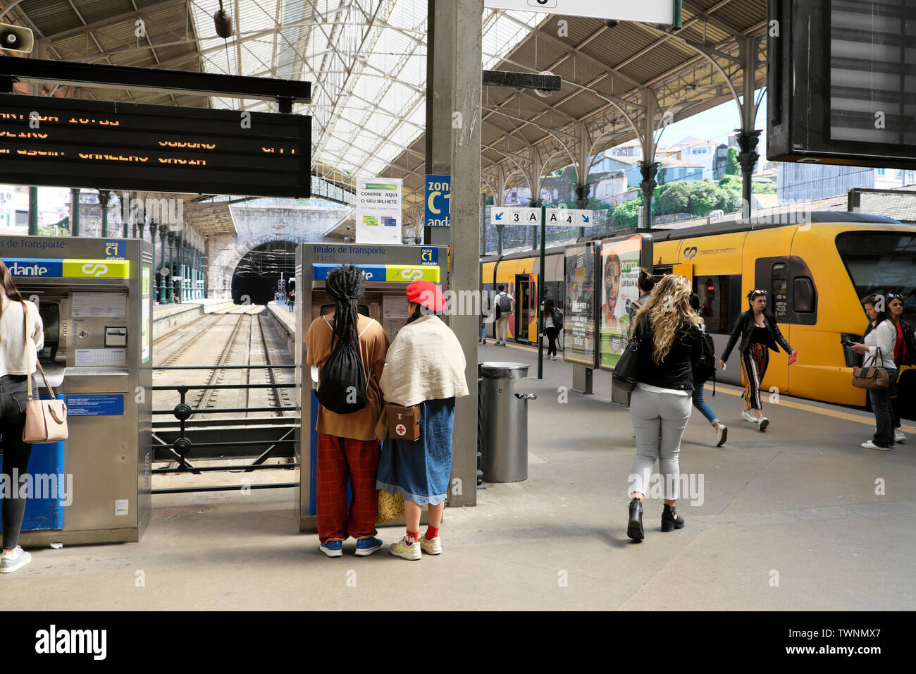 Platform ticket machine hi-res stock photography and images - Alamy