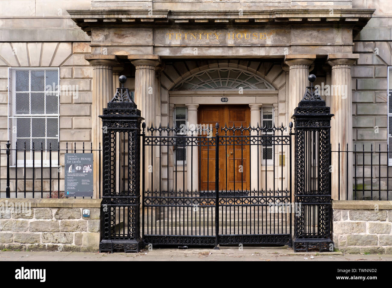 Scottish gate house hi-res stock photography and images - Alamy