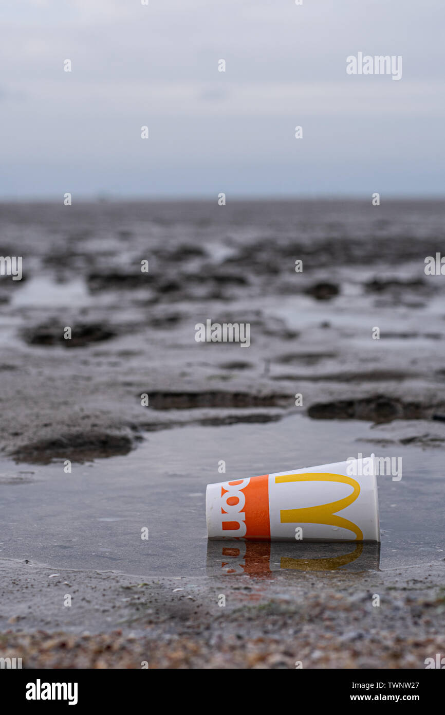 Mcdonalds trash hi-res stock photography and images - Alamy Mcdonalds trash hi-res stock photography and images - Alamy