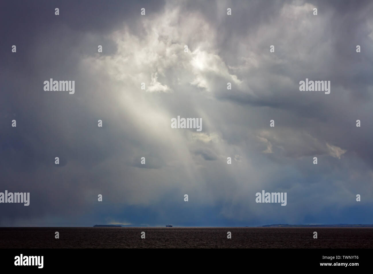 Crepuscular rays sea hi-res stock photography and images - Alamy