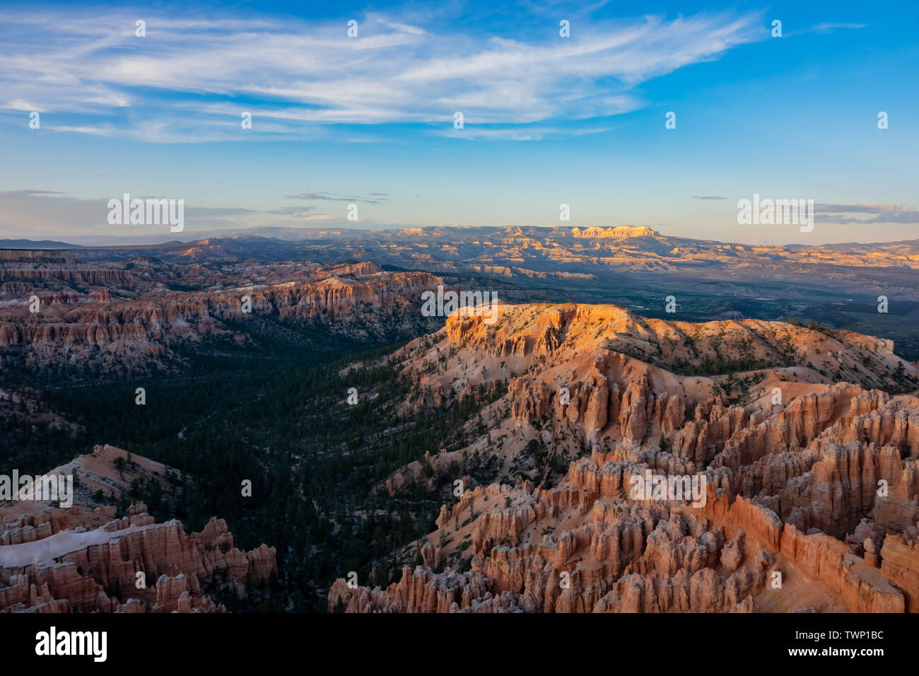 Beautiful sunset view of the Bryce Canyon National Park at Bryce Point ...