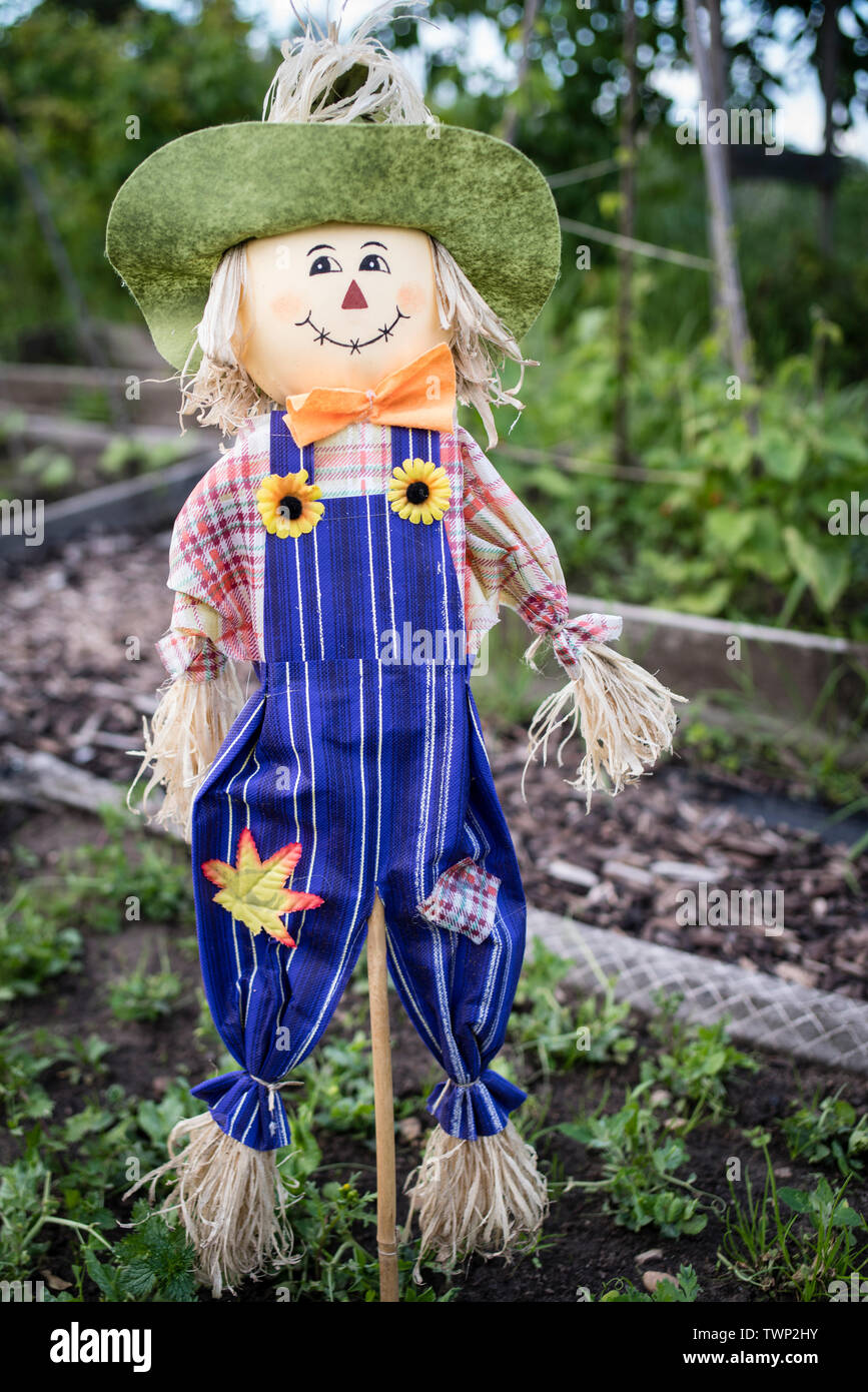 Straw doll hi-res stock photography and images - Alamy