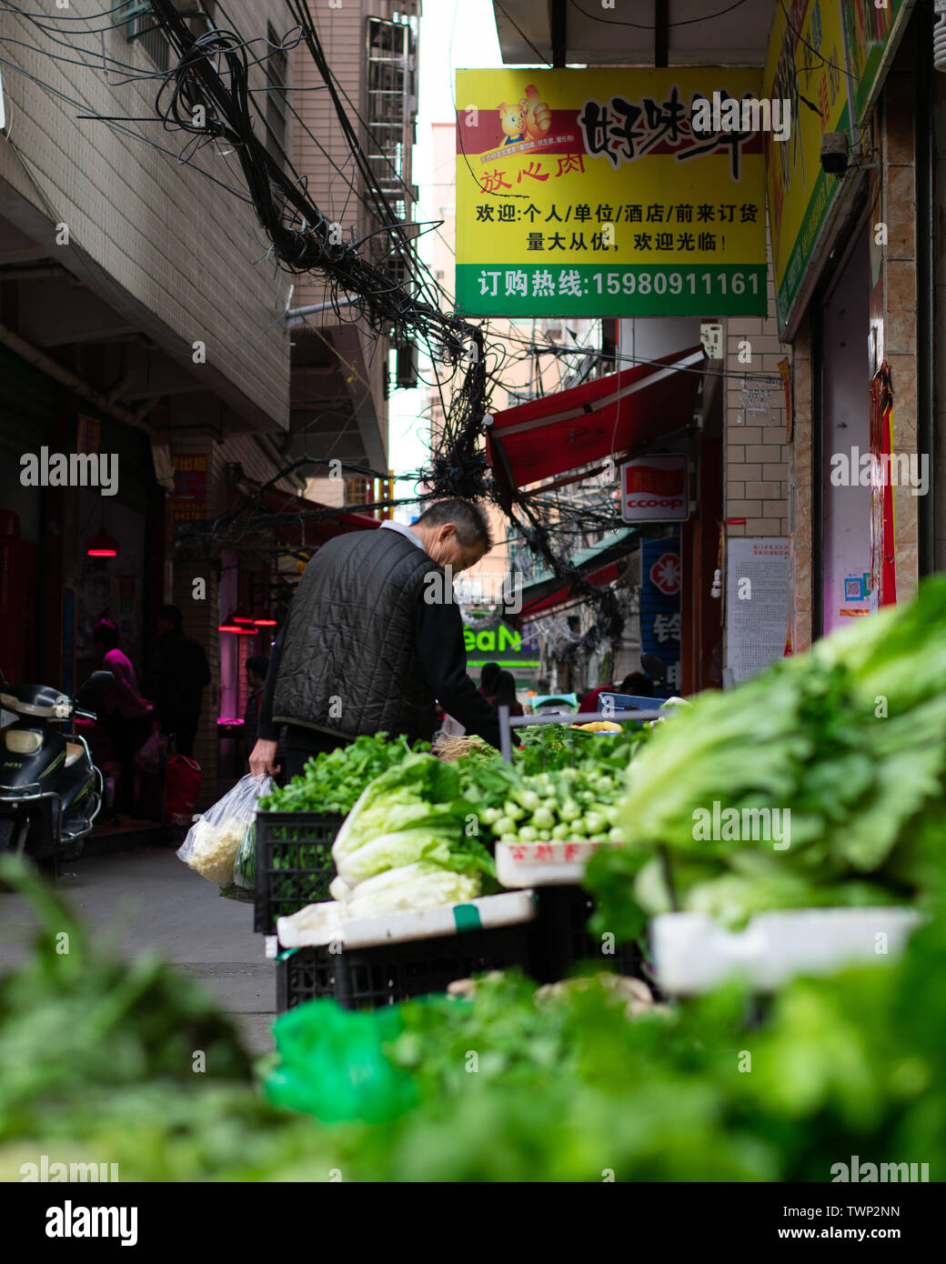 Busy farmer's market in downtown xiamen, china Stock Photo - Alamy