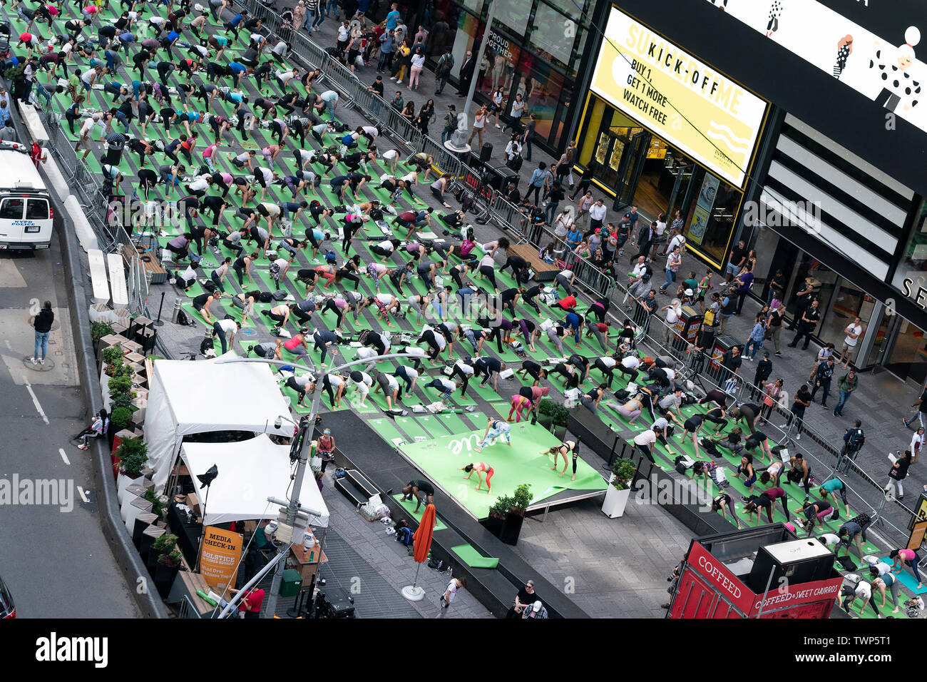Hundreds yoga enthusiasts participate in mass yoga class on Times ...