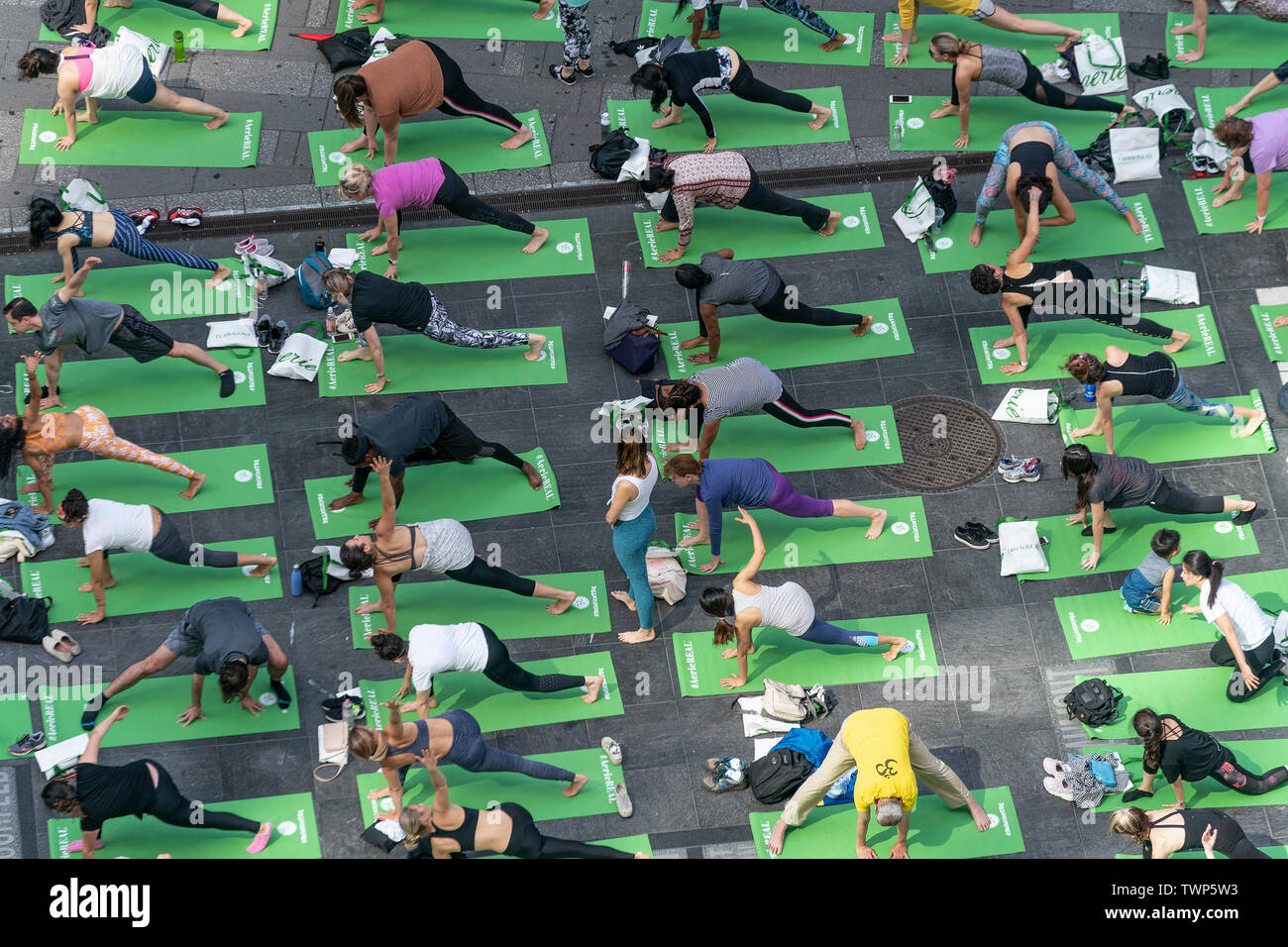 Hundreds yoga enthusiasts participate in mass yoga class on Times ...