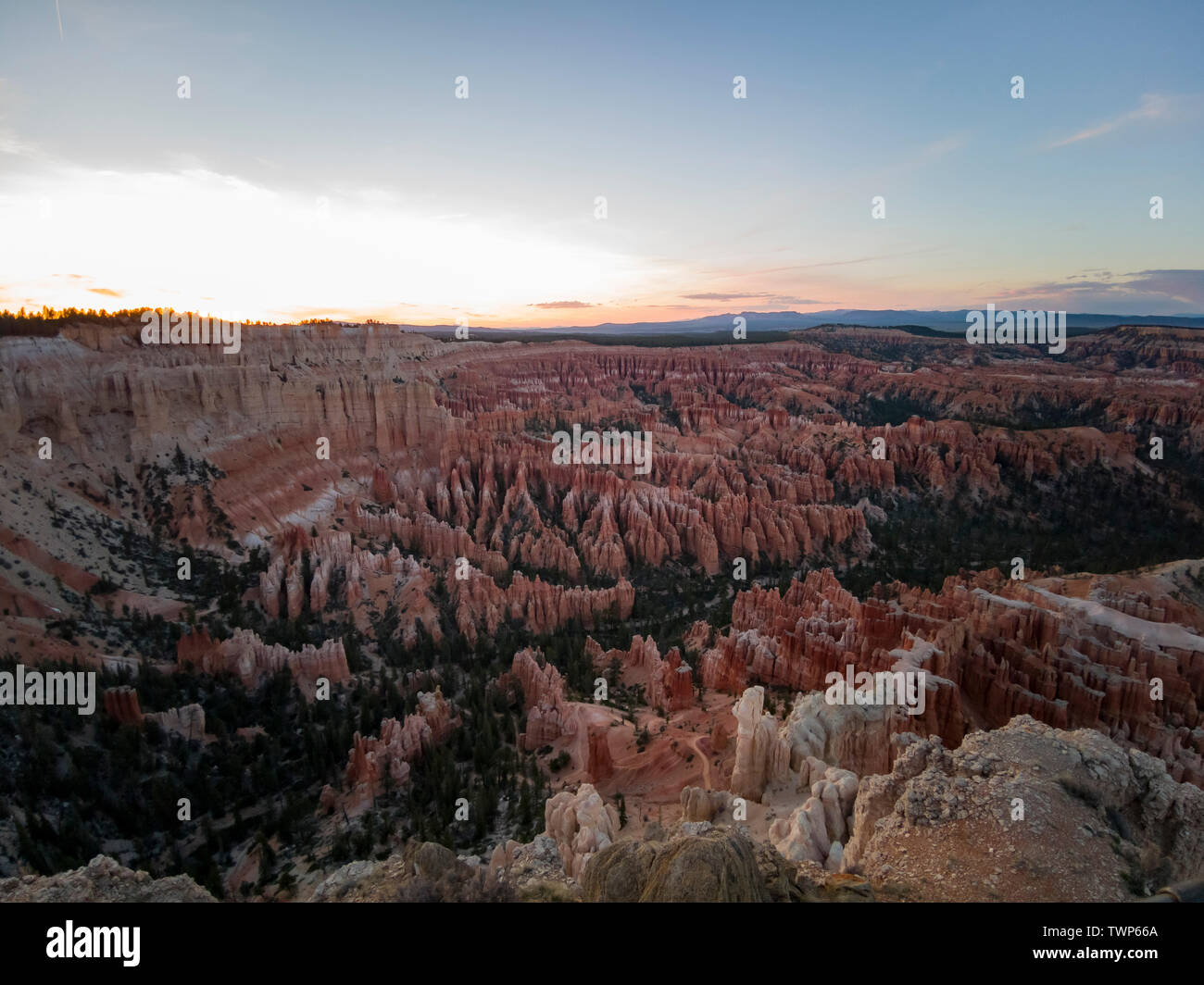 Beautiful sunset view of the Bryce Canyon National Park at Bryce Point ...
