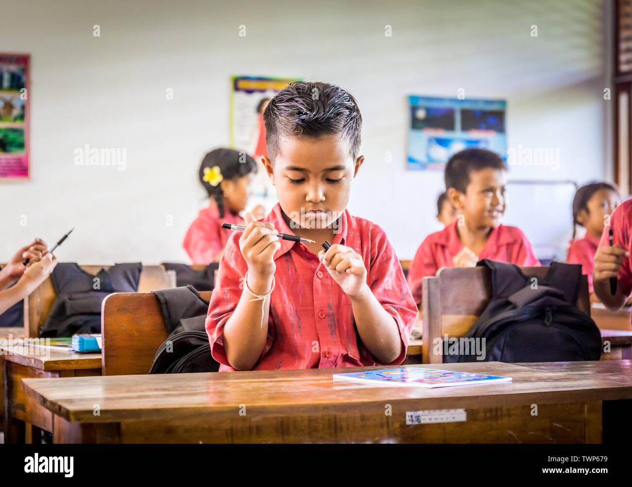 BALI, INDONESIA - APRIL 25, 2018: Young happy pupils wearing balinese ...