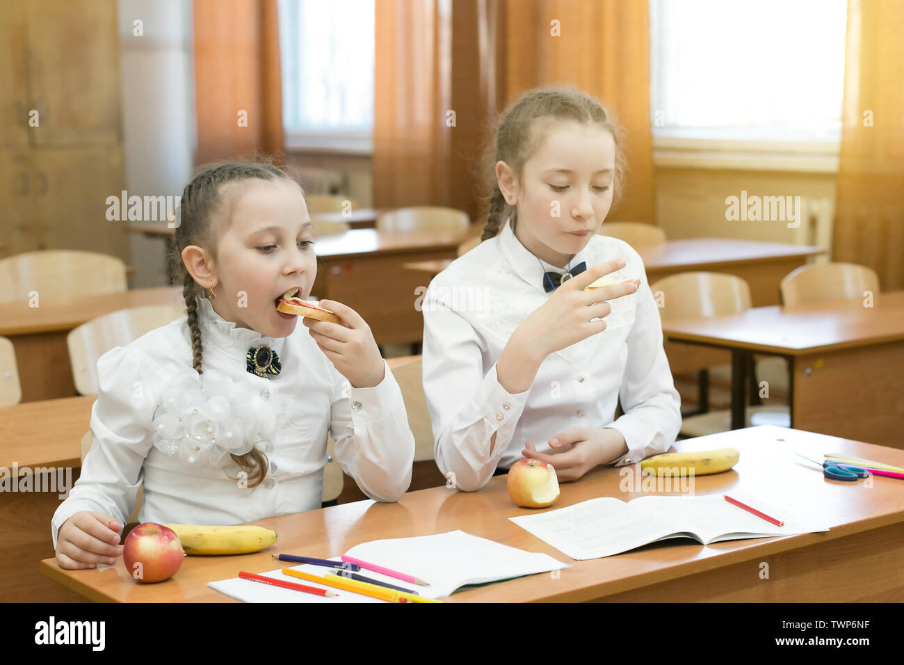 Two school girls have lunch hi-res stock photography and images - Alamy