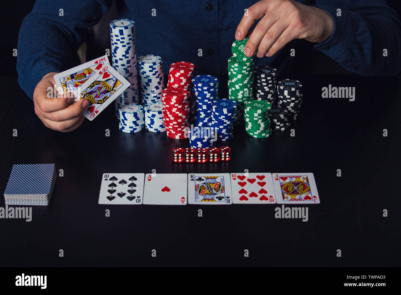 Hands holding cards hi-res stock photography and images - Alamy