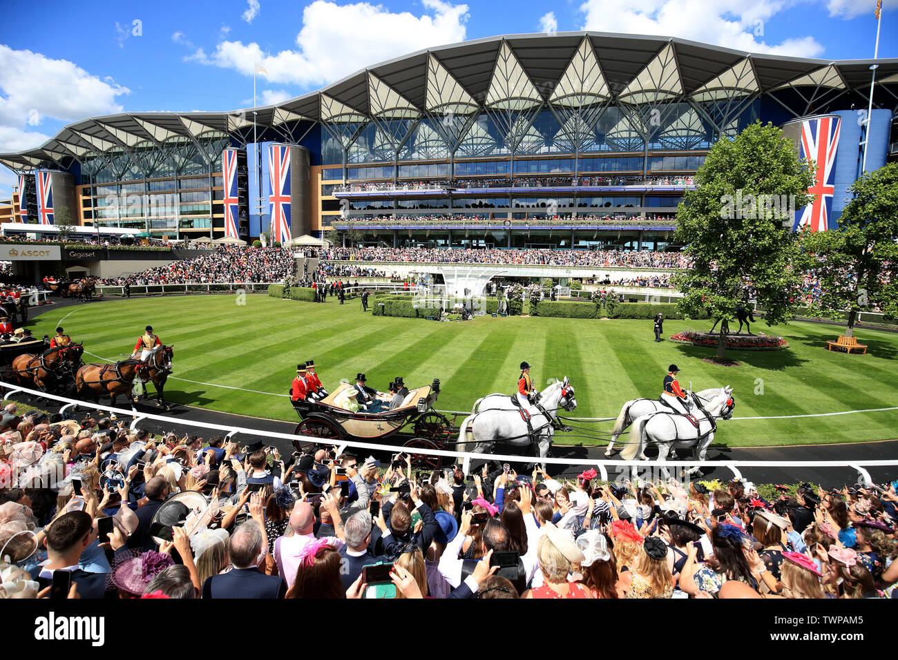 Queen elizabeth ii arrives in the parade ring hi-res stock photography ...