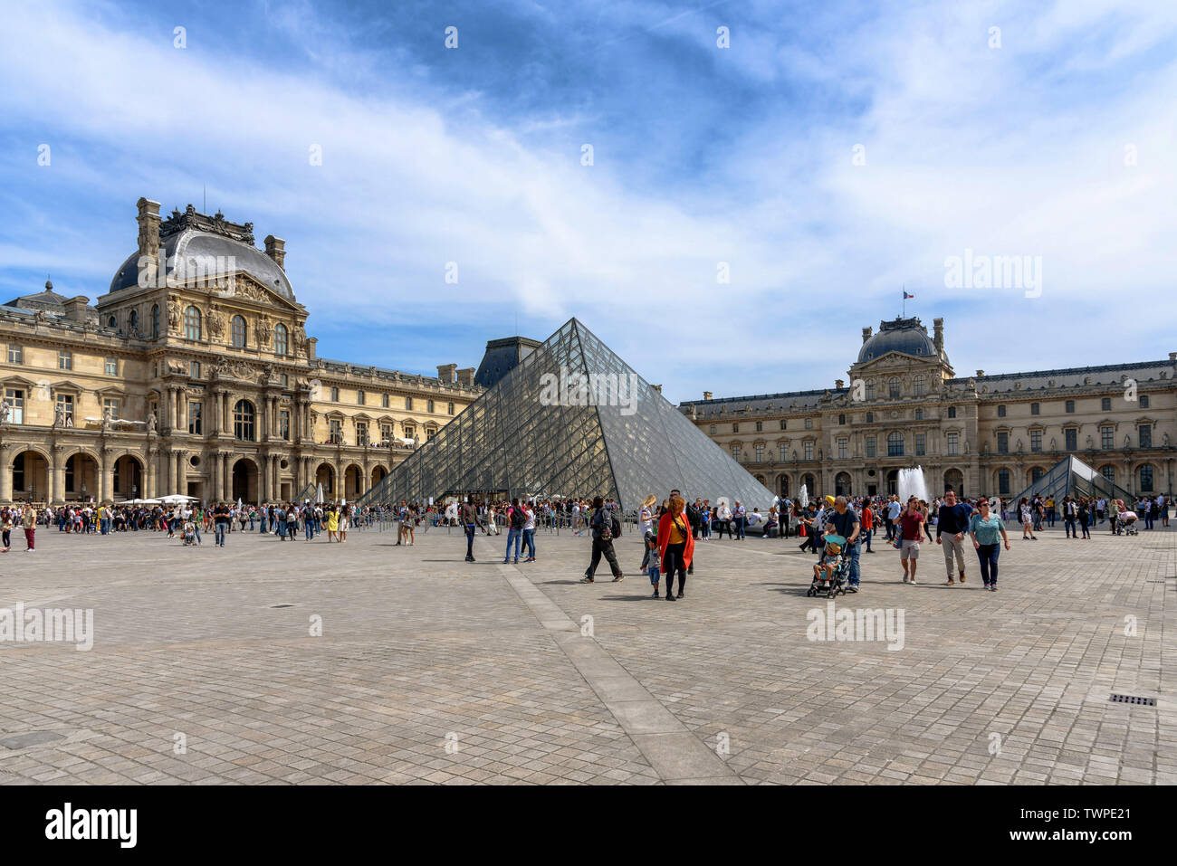 Louvre daytime hi-res stock photography and images - Alamy