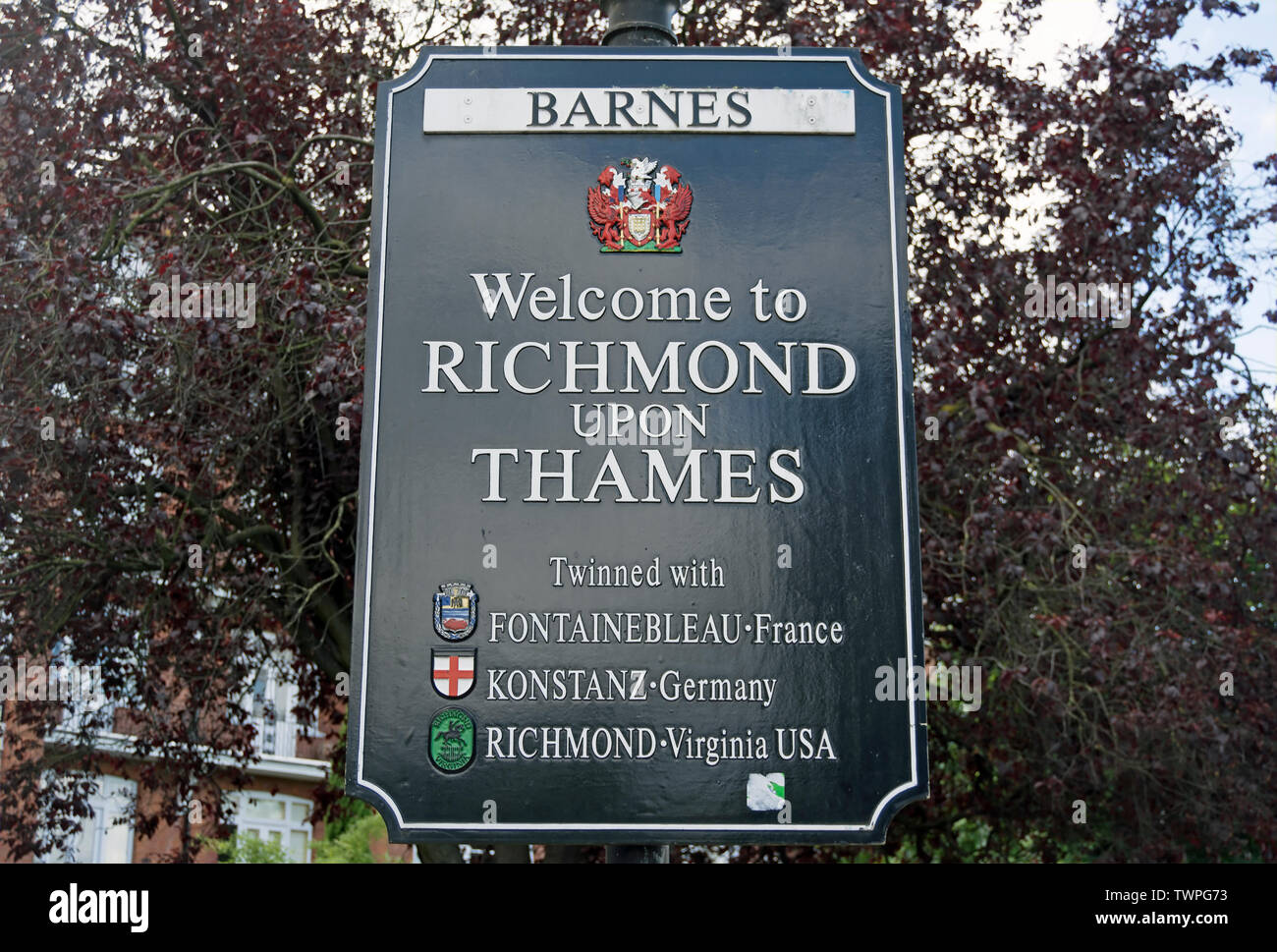 welcome to richmond upon thames sign on the appraoch to barnes from ...
