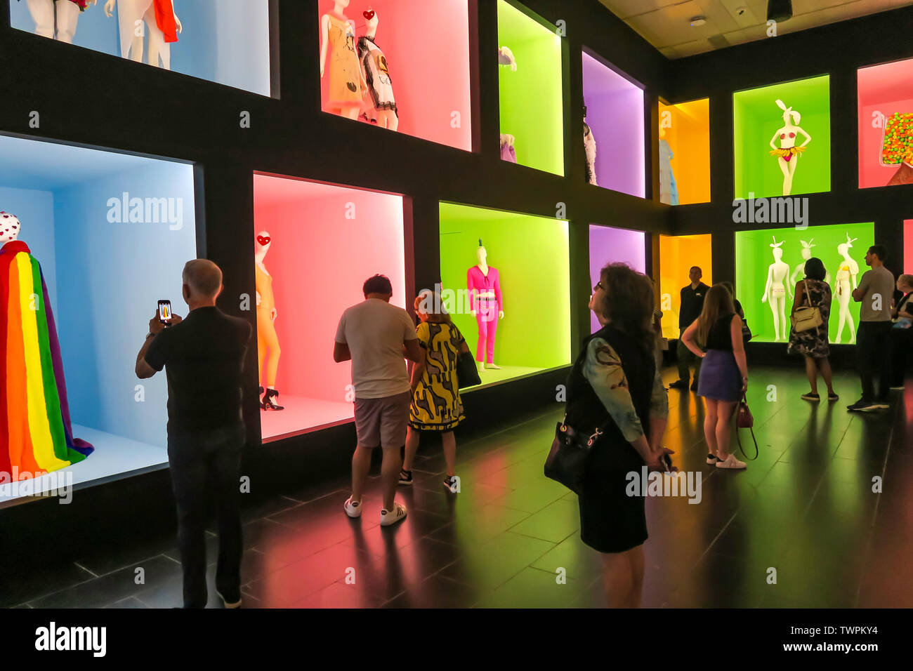 Walking men exhibition hi-res stock photography and images - Alamy